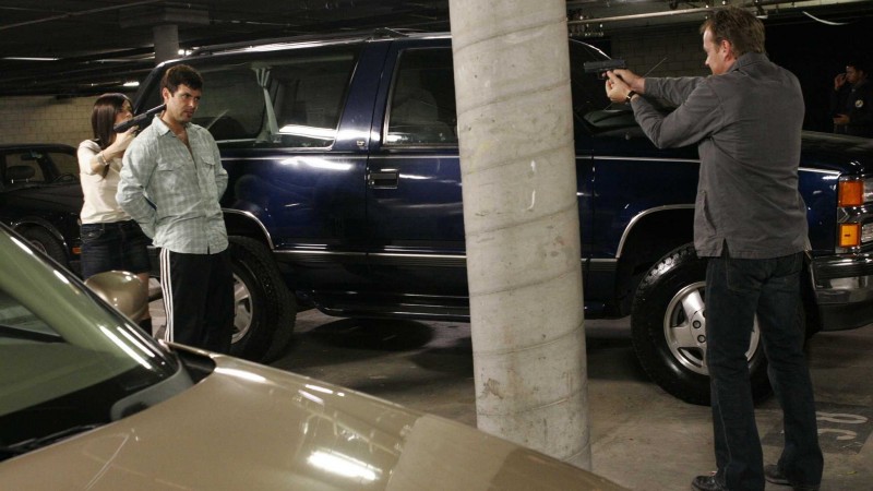 Mandy (Mia Kirshner) with gun in 24 Season 4 finale - 24 Spoilers
